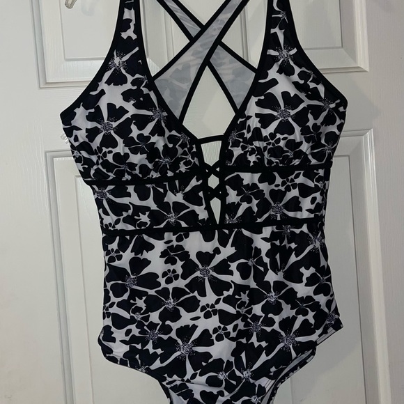 Swim | Beautiful Black And White Swimsuit Cross Cross Back And Peekaboo ...